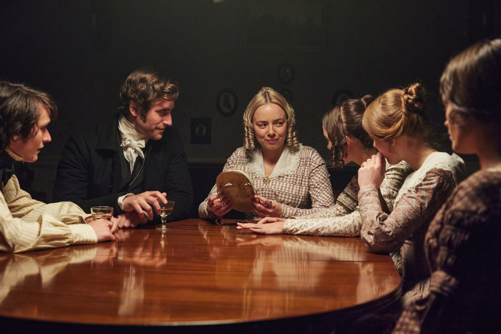 ‘Emily’ con Emma Mackey | Tráiler oficial